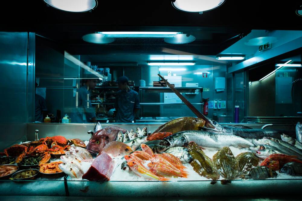 Conheça a SEA ME, uma peixaria moderna no Mercado da Ribeira - Revista ...